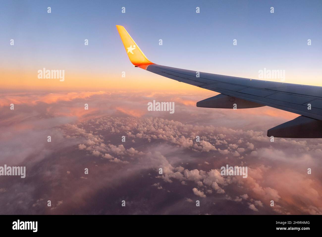 Aeroplane wing, flight over cloud cover, sunset Stock Photo - Alamy