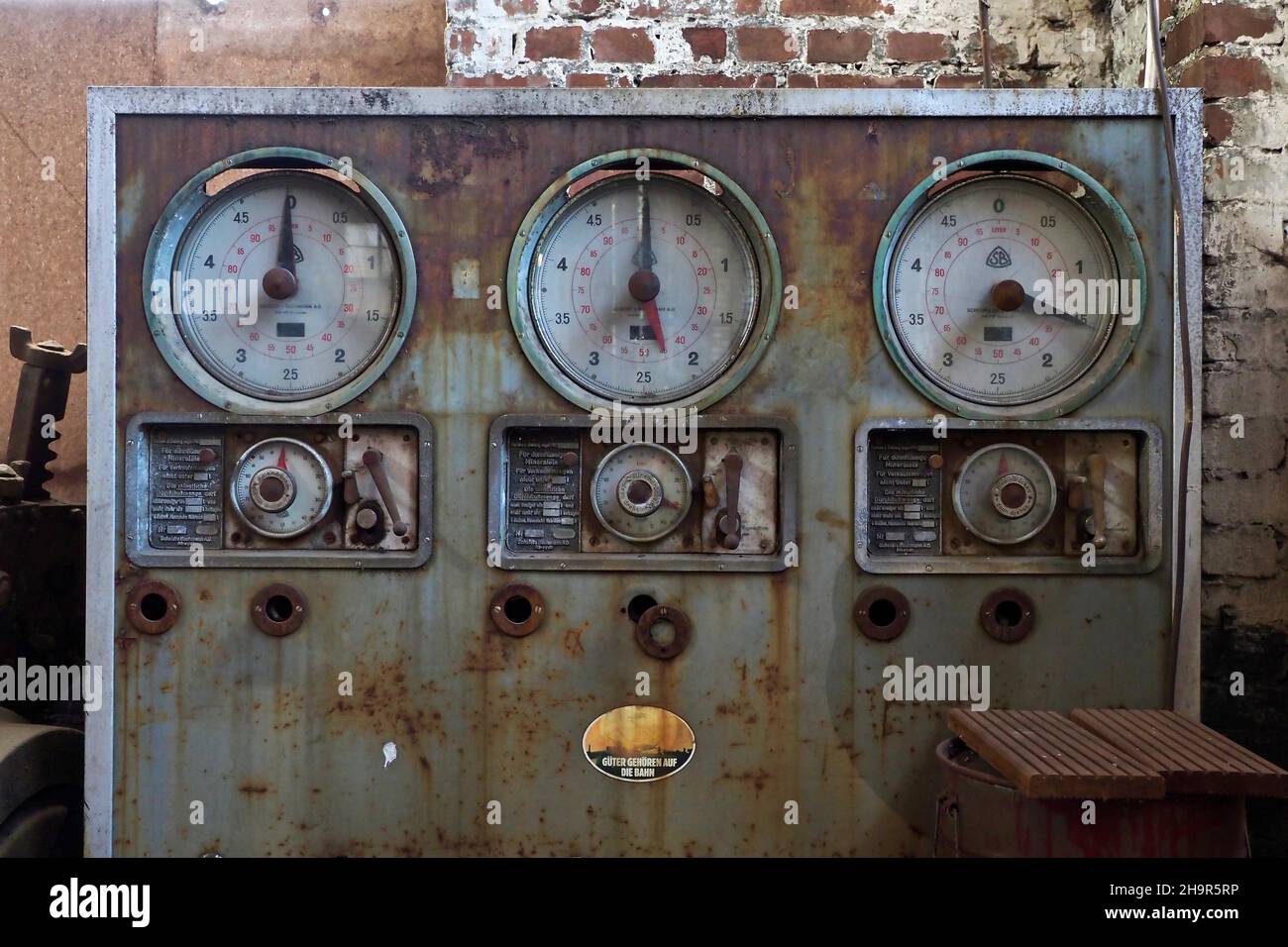 Machine check, dial gauges, machine relay, ???, railway worker, hall ...