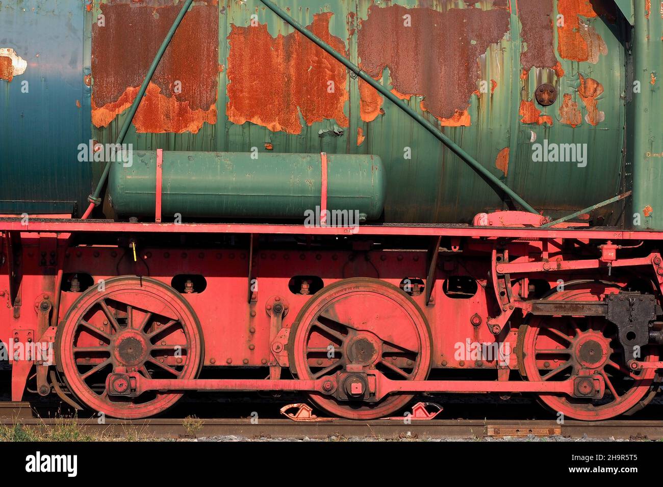 Close-up green diesel locomotive at Hanau-Grossauheim station, rail ...