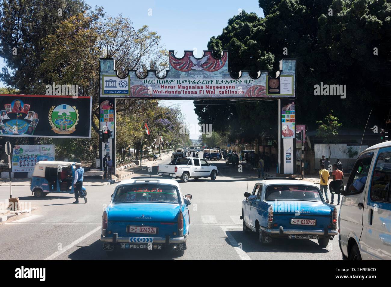 Gate, road traffic and cars, Harar, Ethiopia Stock Photo - Alamy