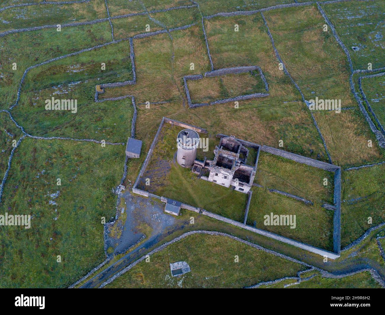 Old lighthouse inis mor hi-res stock photography and images - Alamy
