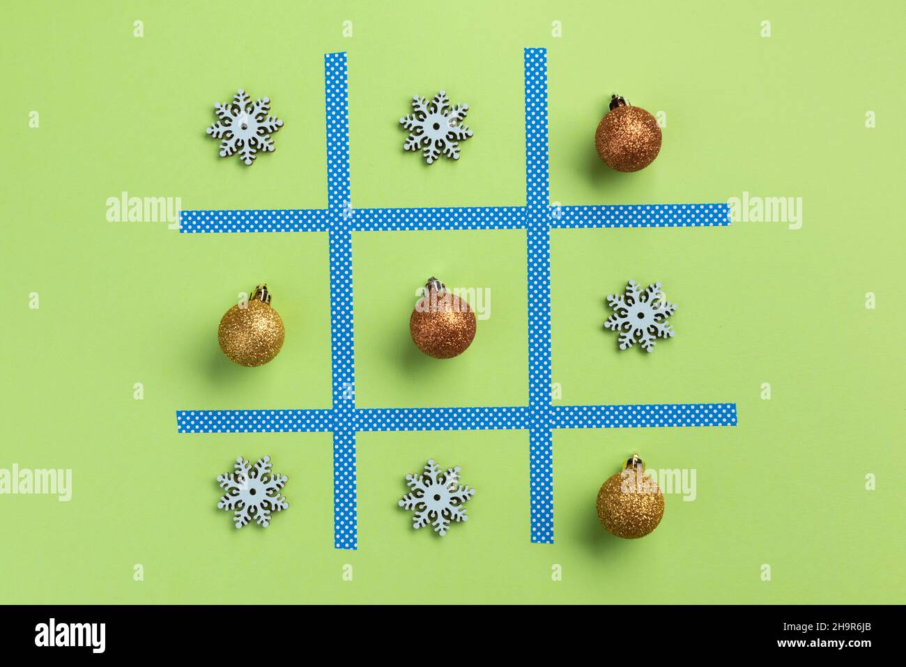 New Year tic tac toe game, isolated on green background. Christmas ...