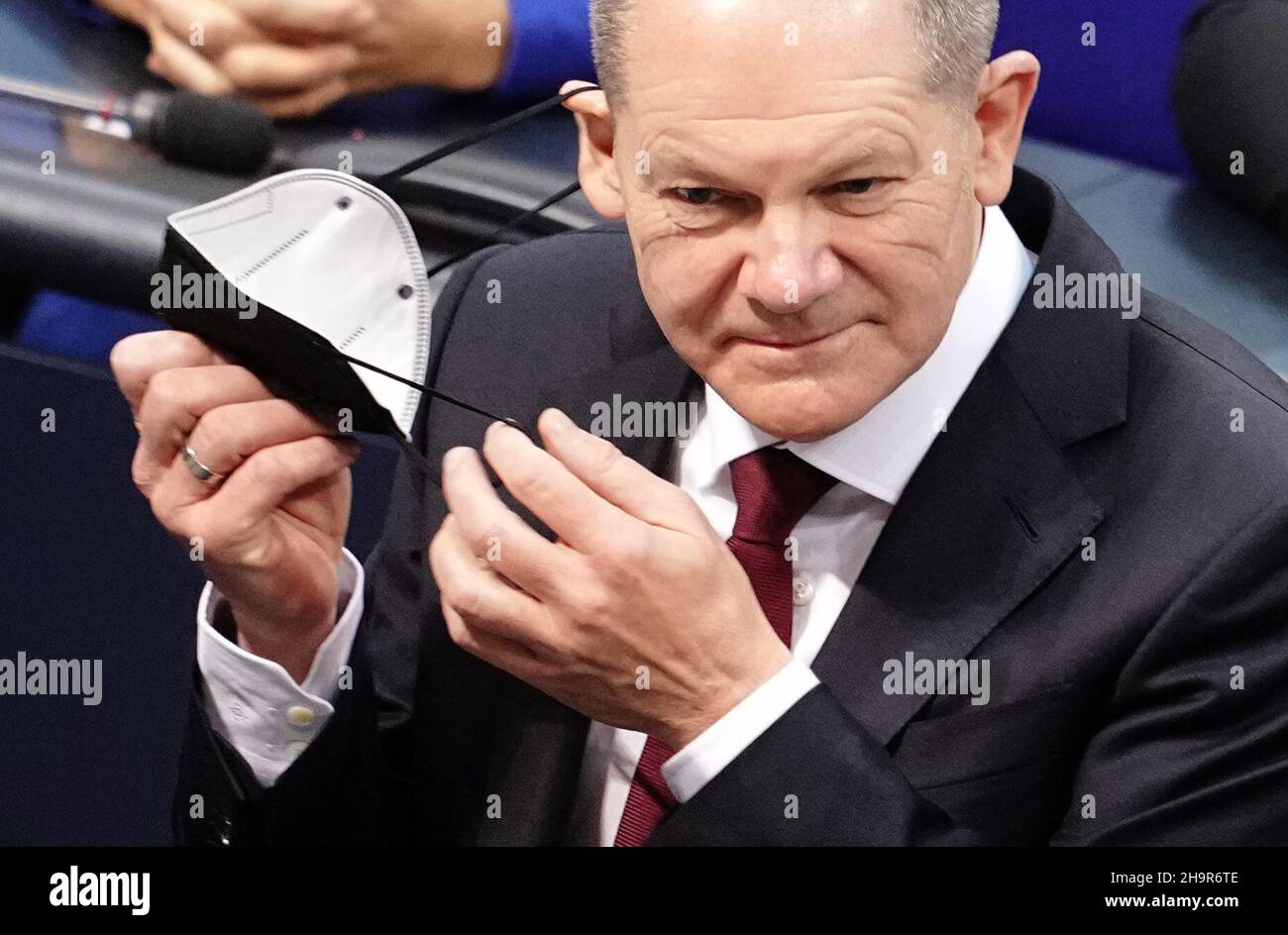 Berlin, Germany. 08th Dec, 2021. Olaf Scholz (SPD) takes off his mask ...