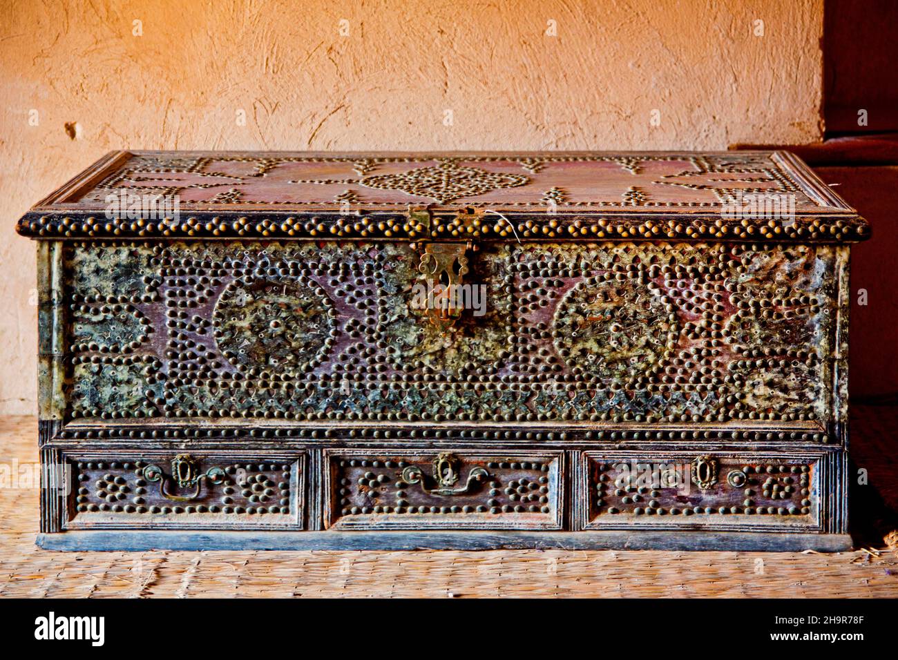 Chest, Fort of Nizwa, Oasis City of Nizwa, Nizwa, Oman Stock Photo - Alamy