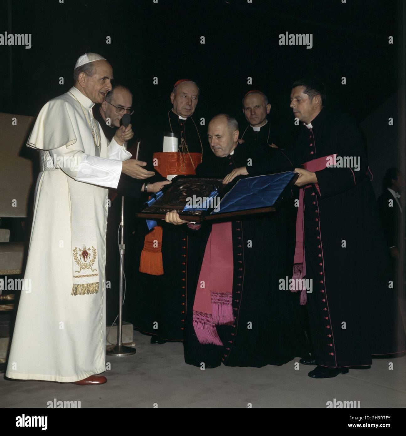 Rzym 06.12.1975. Pielgrzymka biskupów polskich do Rzymu w Roku Œwiêtym ...