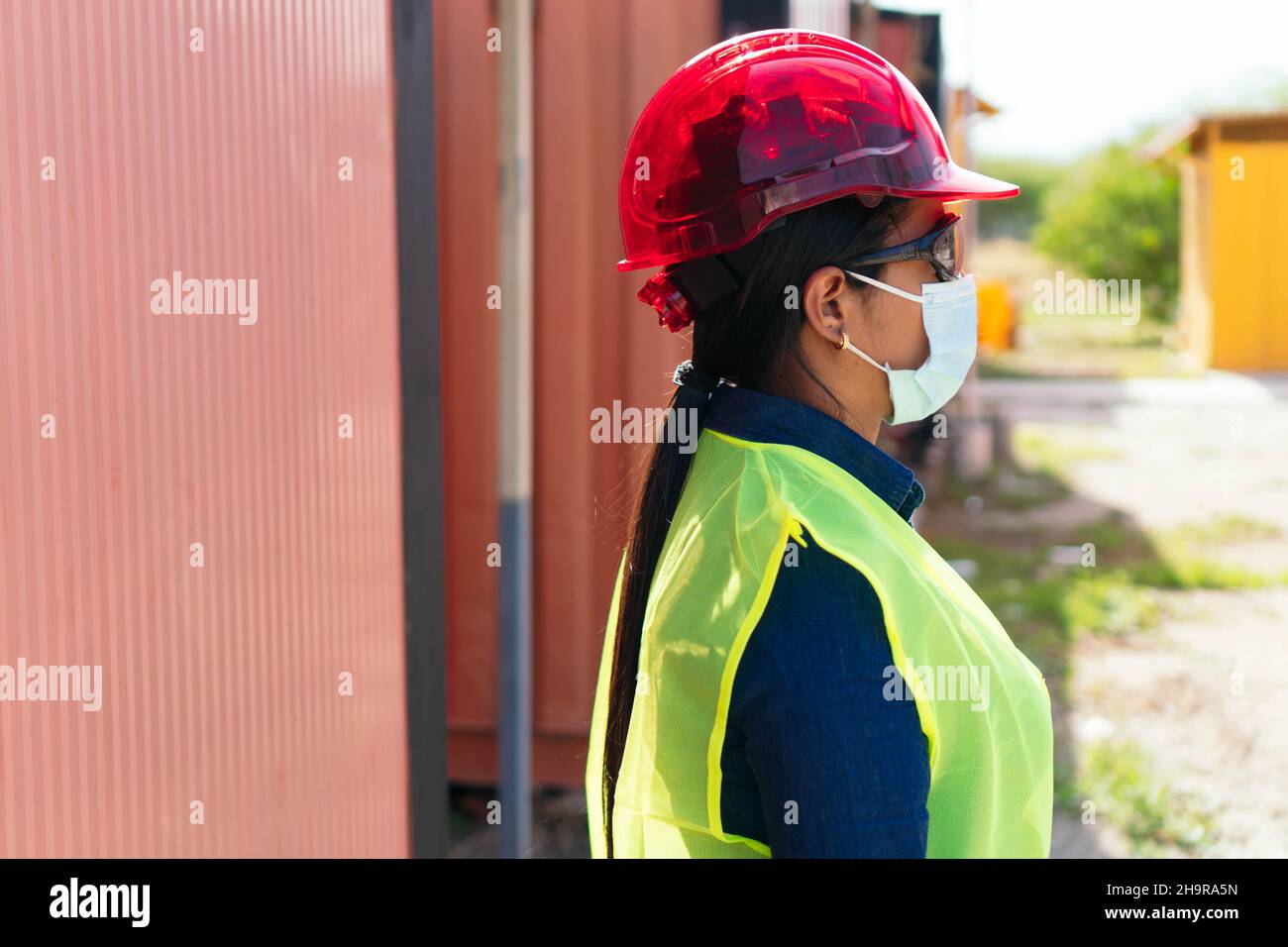 Female factory worker latin america hi-res stock photography and images ...