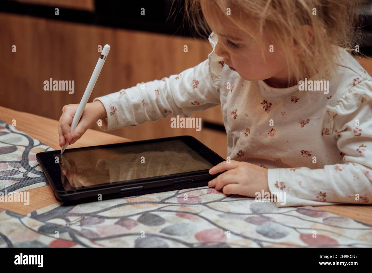 Little girl using ipad Stock Photo - Alamy