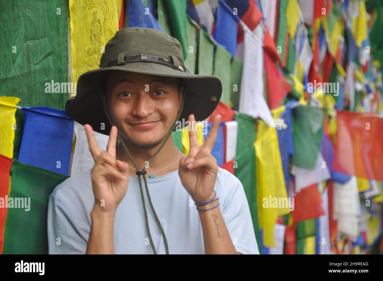 Man making peace sign hi-res stock photography and images - Alamy