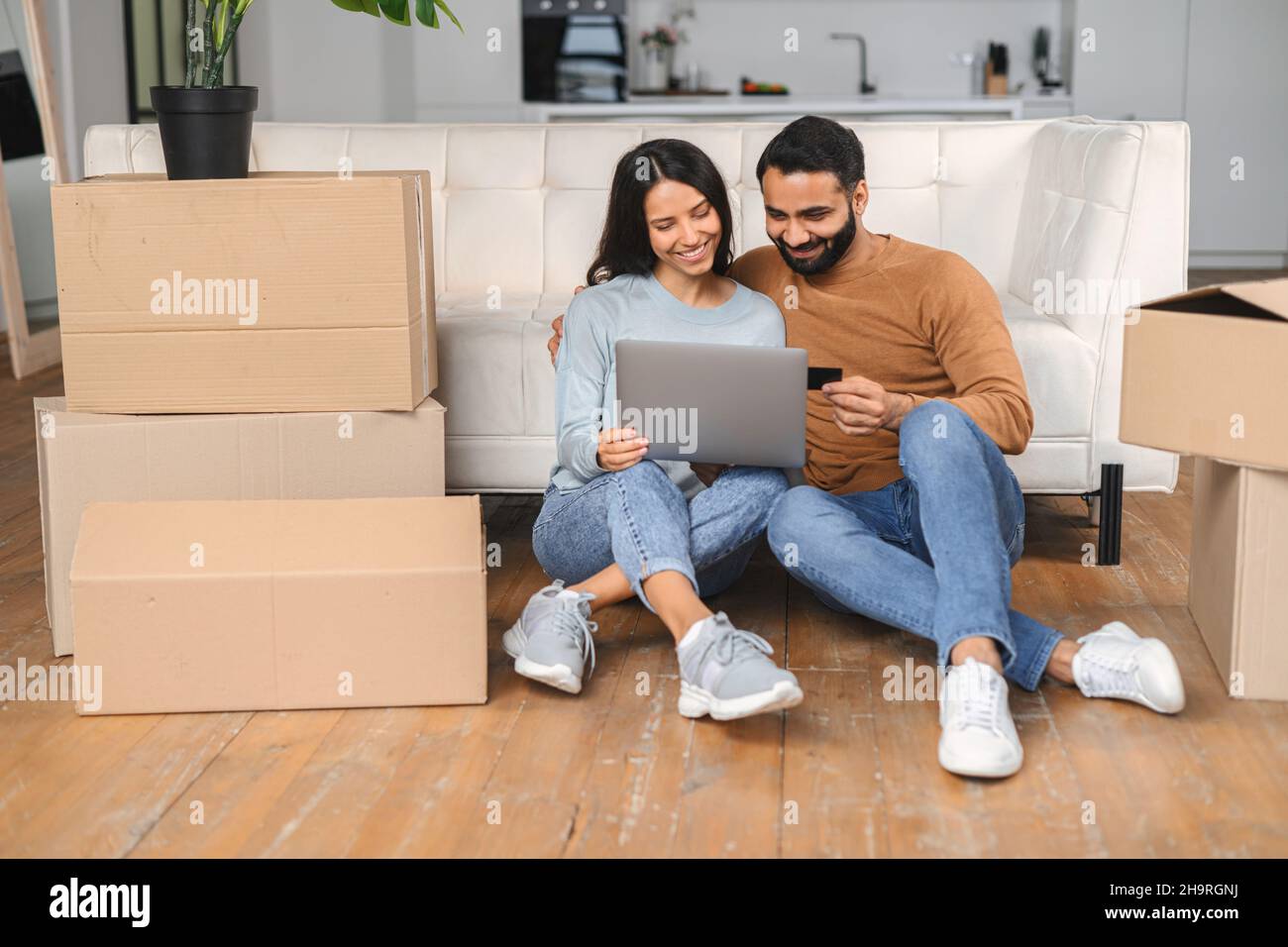 Indian couple making purchase hi-res stock photography and images - Alamy