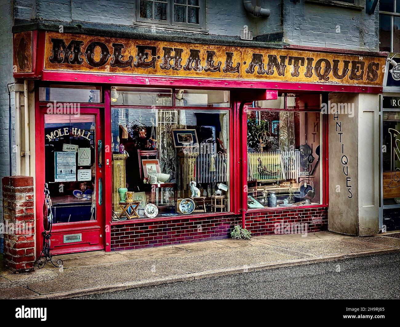 Old antiques shop front hi-res stock photography and images - Alamy