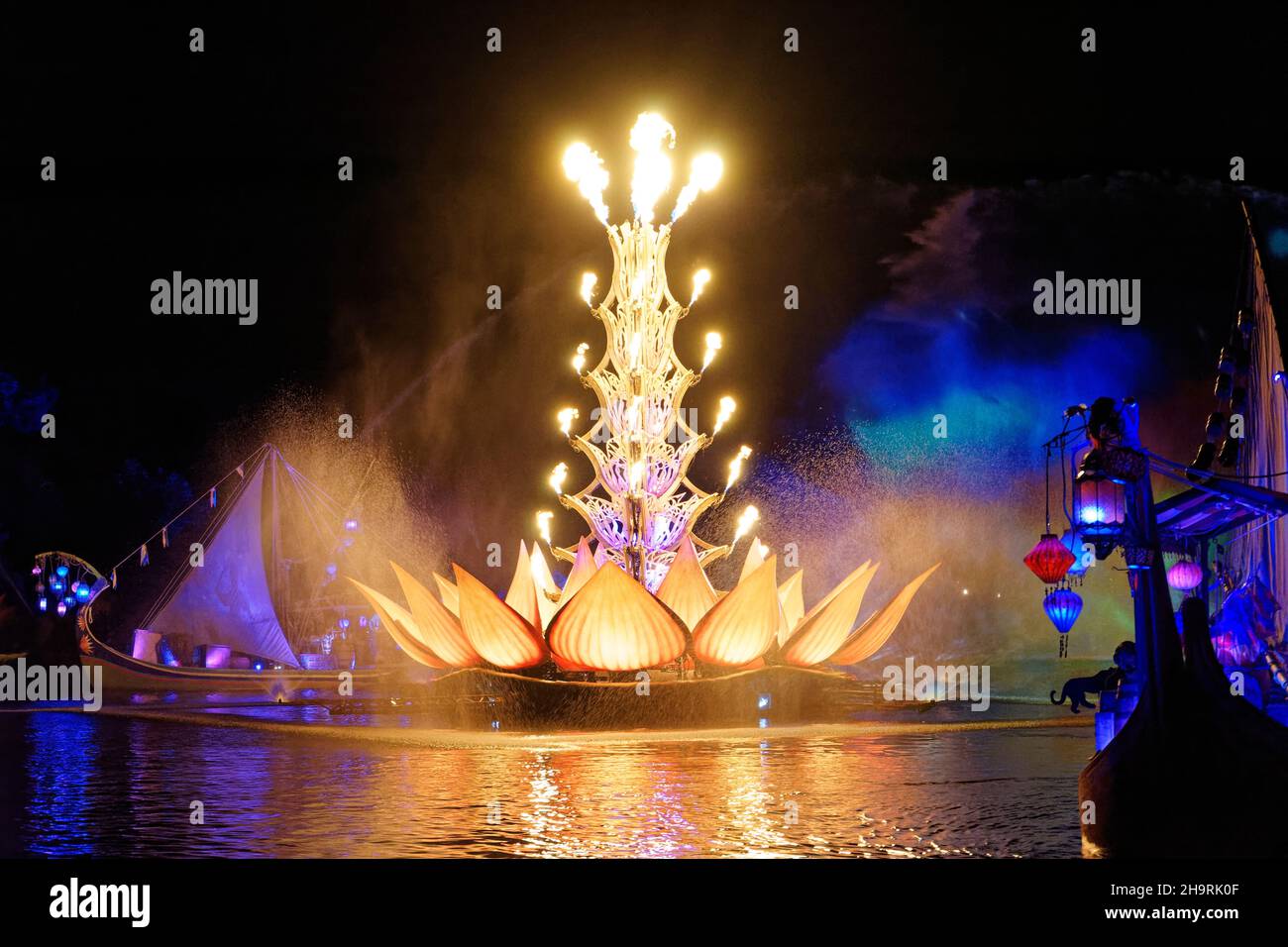 Beautiful Fountains of Disney at night. USA Stock Photo - Alamy