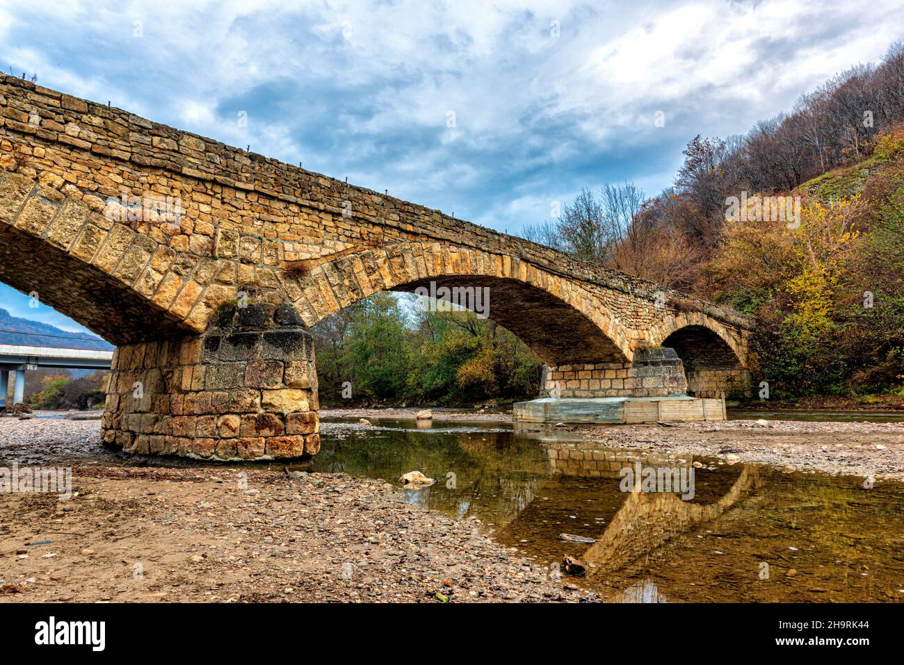 Ancient stone bridge hi-res stock photography and images - Alamy