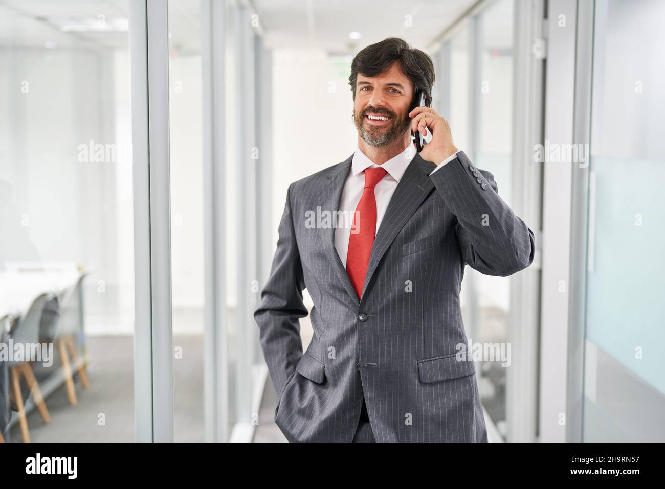 Man calls on smartphone hi-res stock photography and images - Alamy