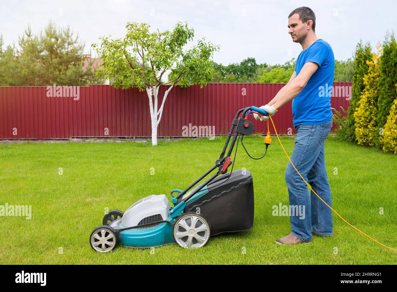 Working mowing lawn hi-res stock photography and images - Alamy