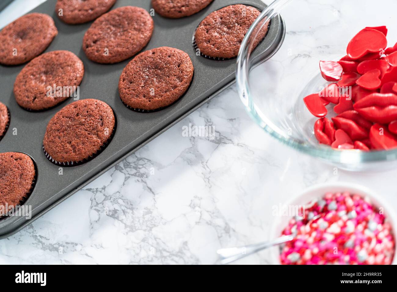 Freshly baked red velvet hi-res stock photography and images - Alamy