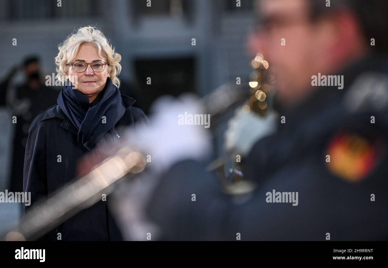Berlin, Germany. 08th Dec, 2021. Christine Lambrecht (SPD), Minister of ...