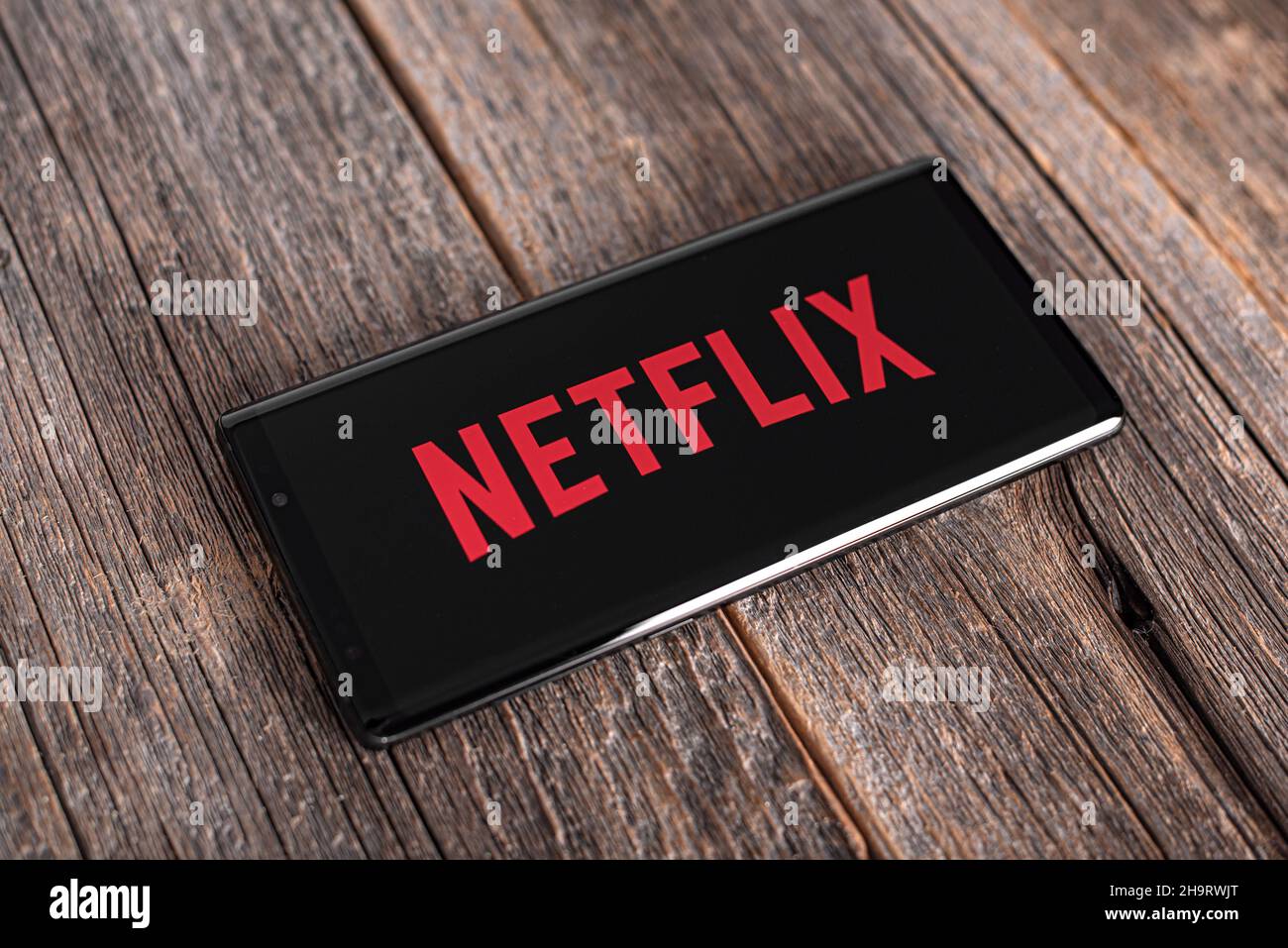 Netflix company logo on the smartphone screen Stock Photo - Alamy