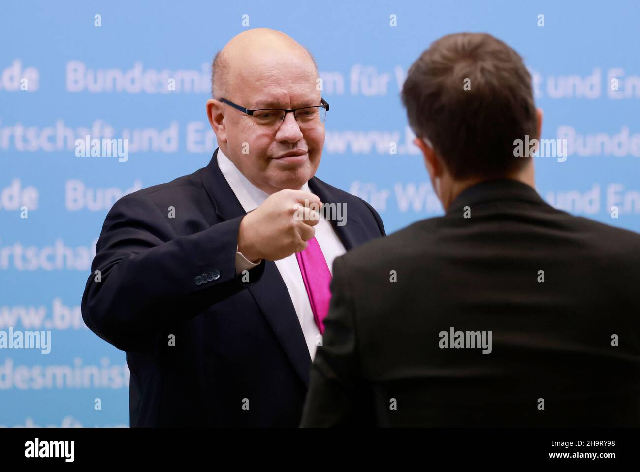 Berlin, Germany. 08th Dec, 2021. Peter Altmaier (CDU, l), former ...