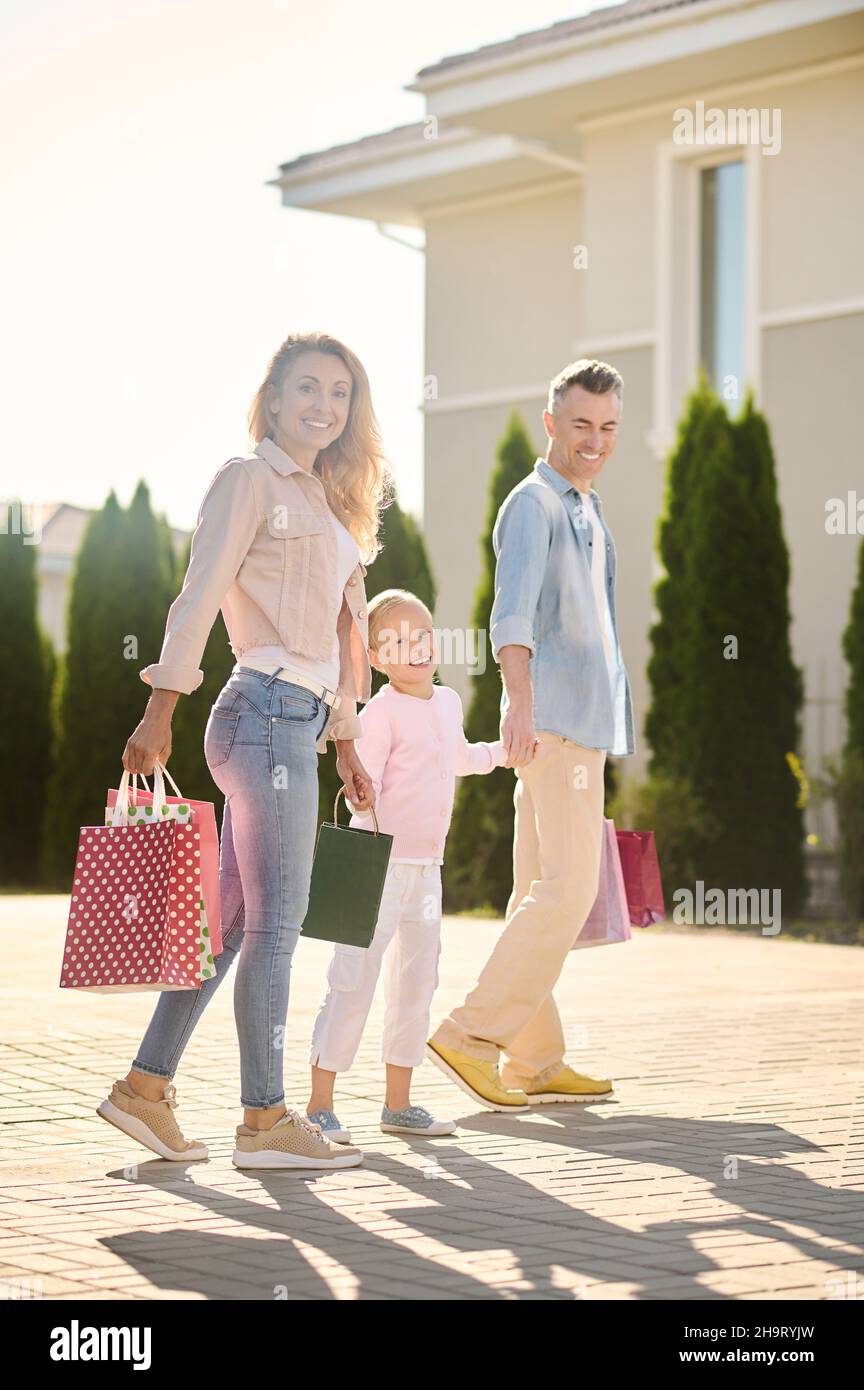 Family returning hi-res stock photography and images - Alamy