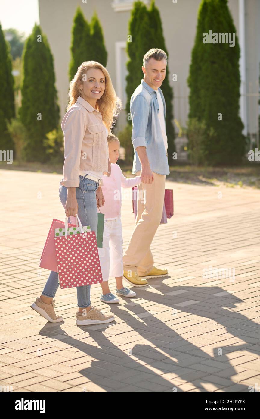 Family returning hi-res stock photography and images - Alamy