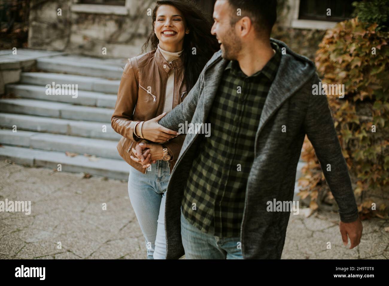 Relaxed young couple walking hi-res stock photography and images - Alamy