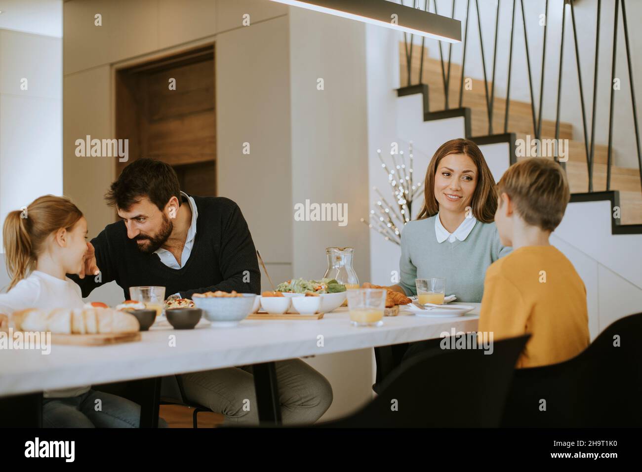 Family dining table together house hi-res stock photography and images ...