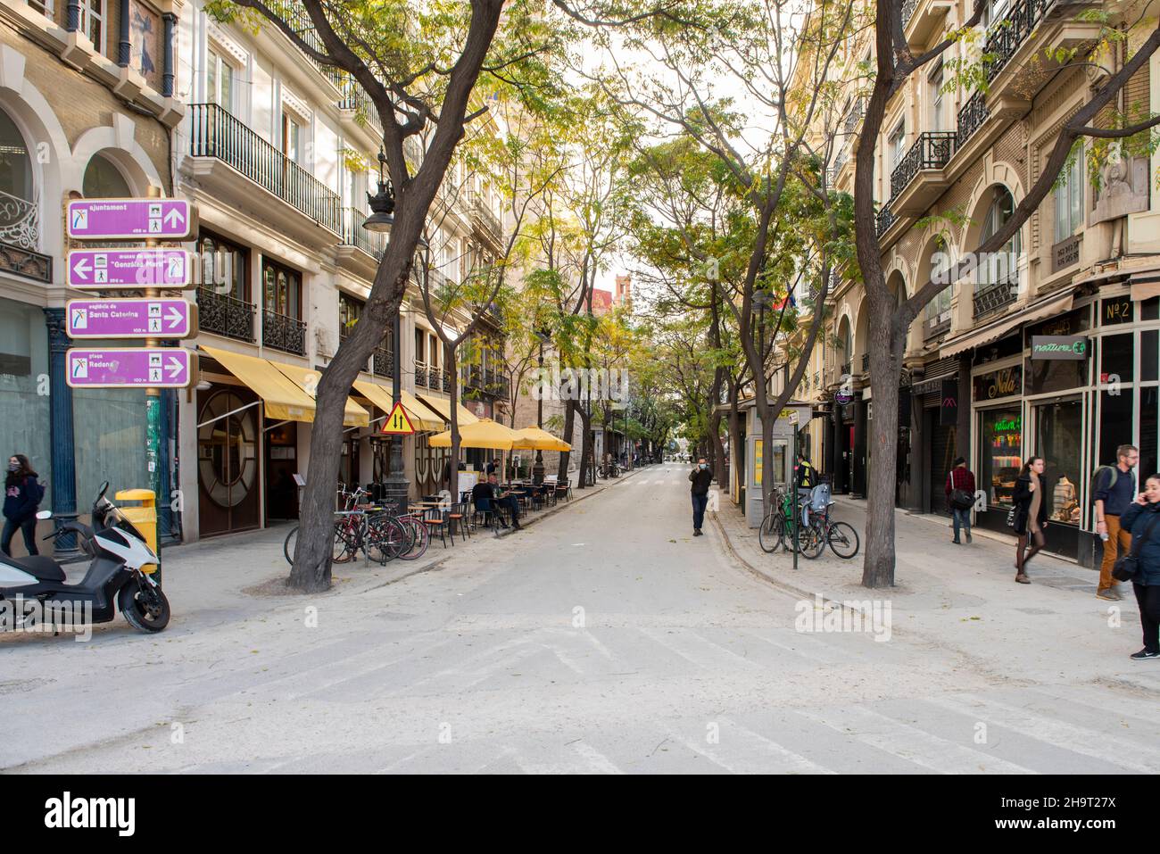 Street scene in valencia hi-res stock photography and images - Alamy