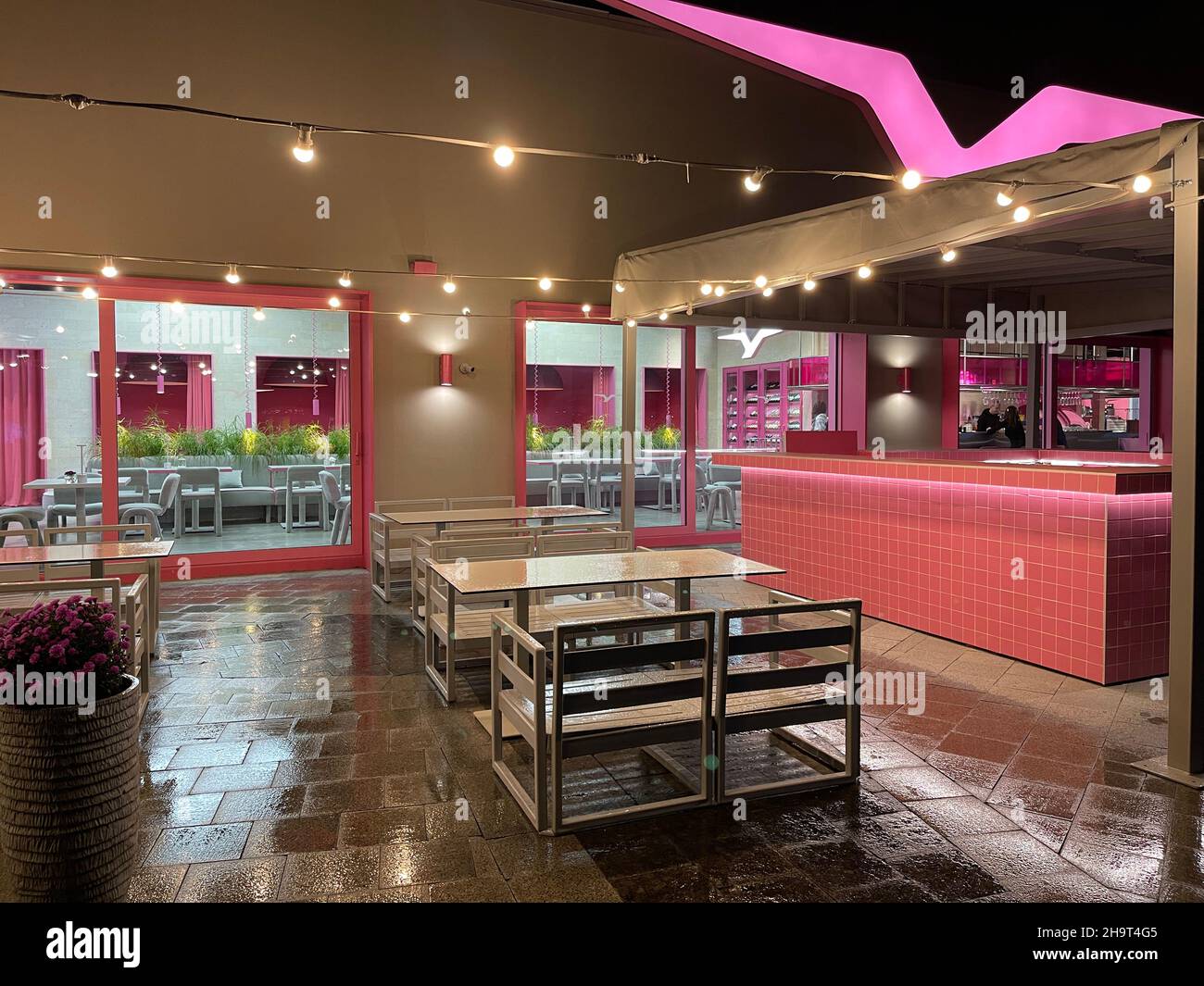 Street cafe with cozy lights at night Stock Photo - Alamy
