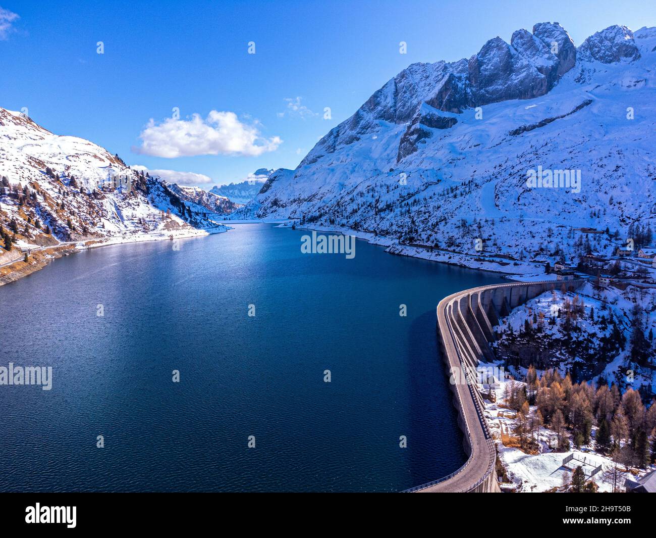 Mountain lake in the Dolomites - the Italian Alps in South Tyrol at ...