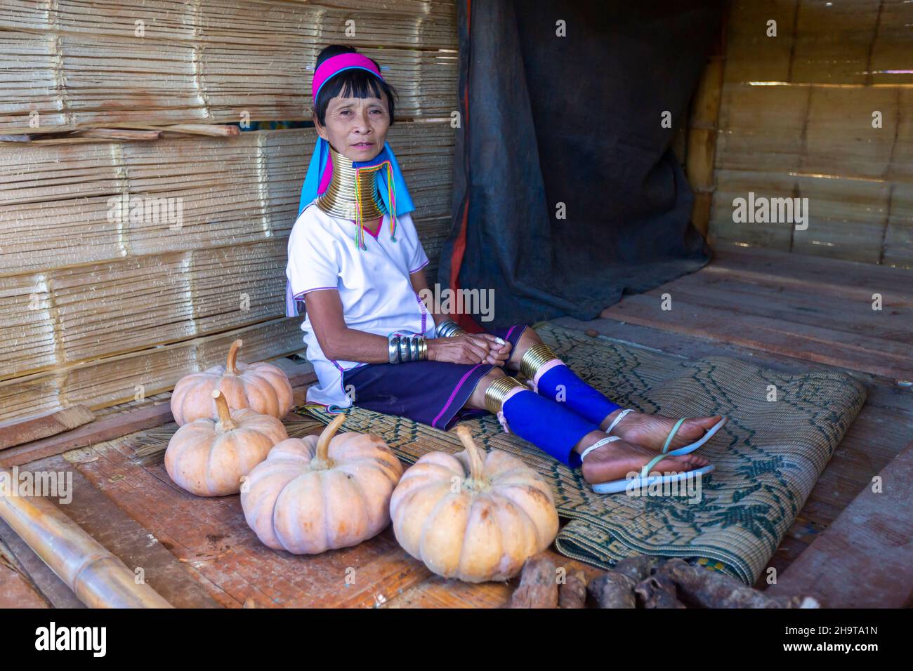 Mandalay, Myanmar, november 15, 2016: Asian long-neck Kayan Padaung ...