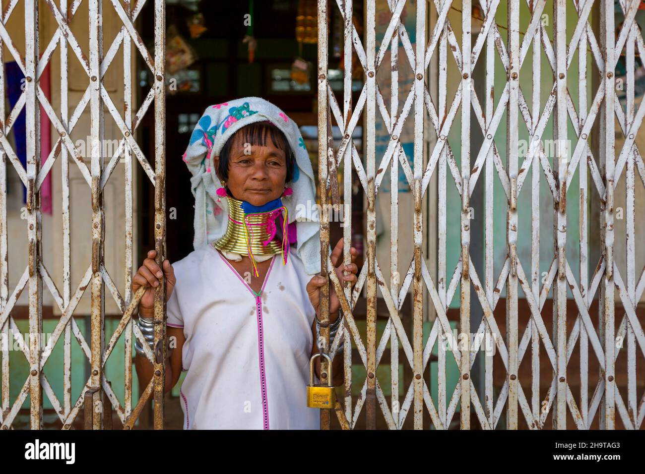 Mandalay, Myanmar, november 15, 2016: Asian long-neck Kayan Padaung ...