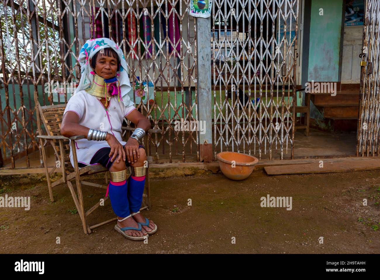 Mandalay, Myanmar, november 15, 2016: Asian long-neck Kayan Padaung ...