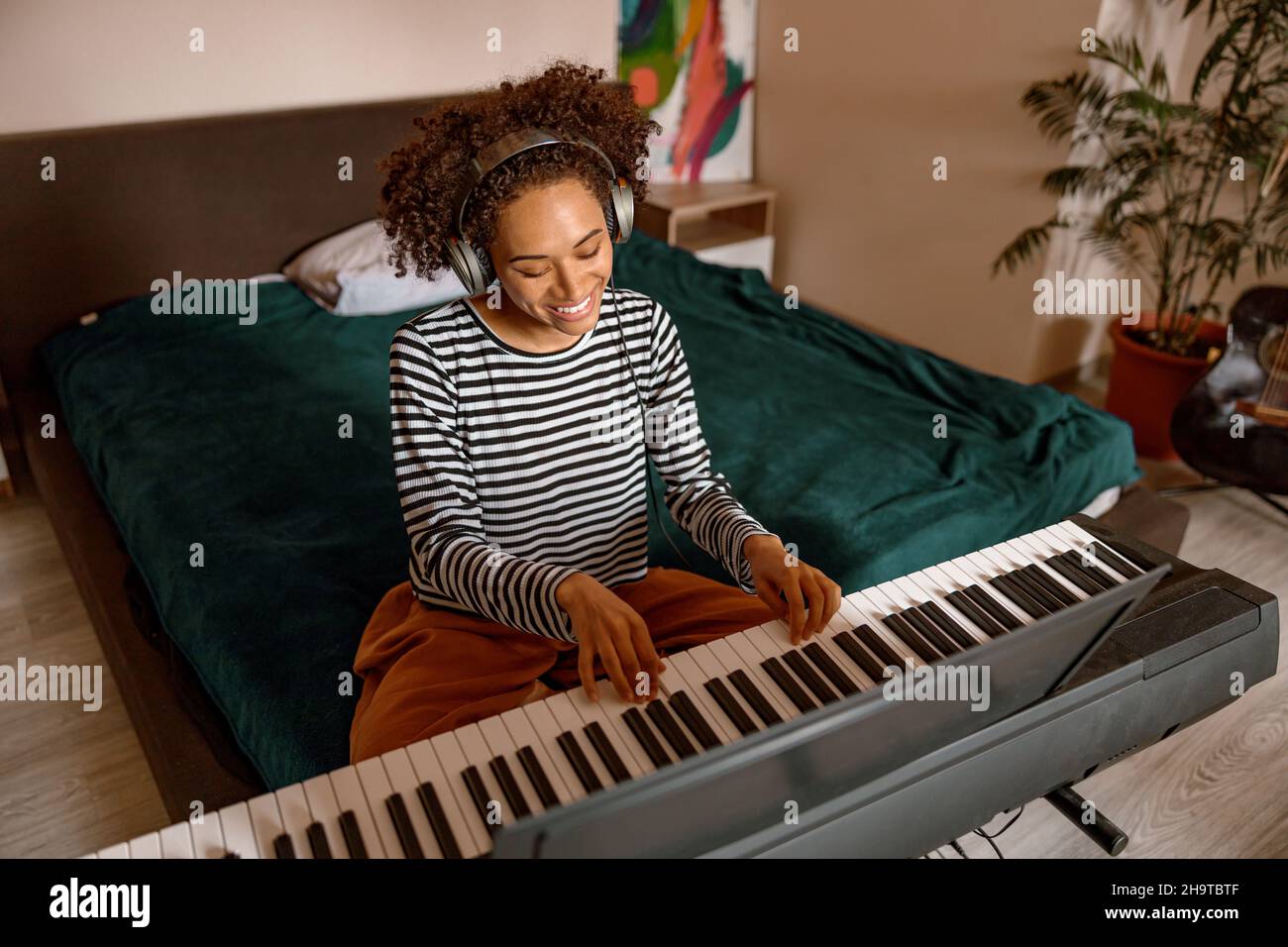 Woman synthesizer hi-res stock photography and images - Alamy