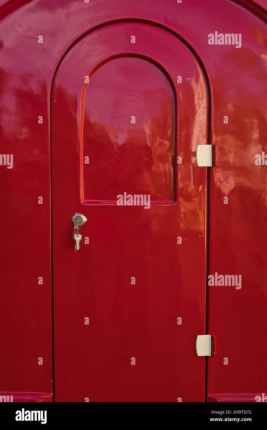red door with keys in, photo Stock Photo - Alamy