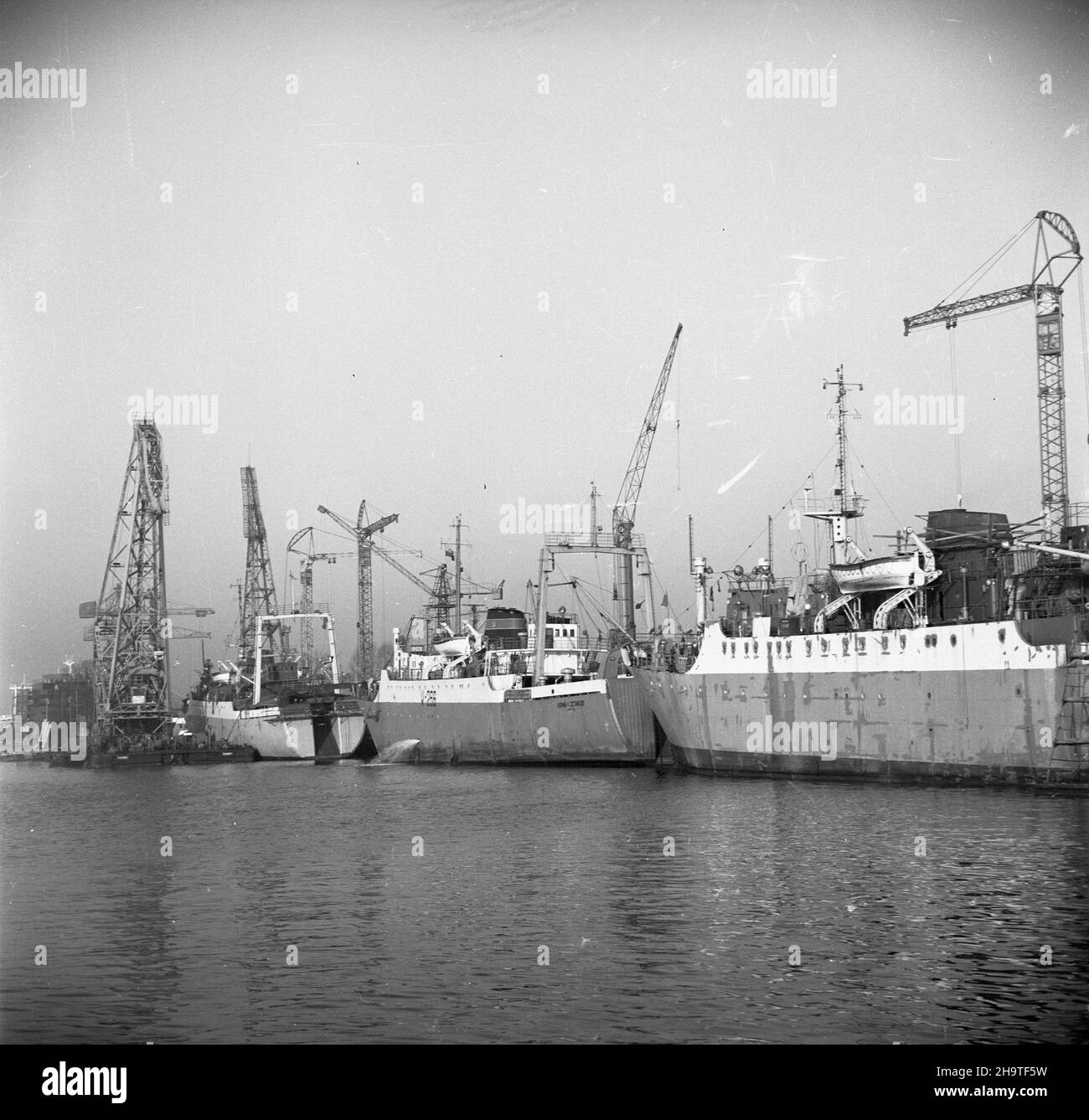 Gdañsk, 1969-12-07. W Stoczni Gdañskiej im. Lenina budowane s¹ m.in ...