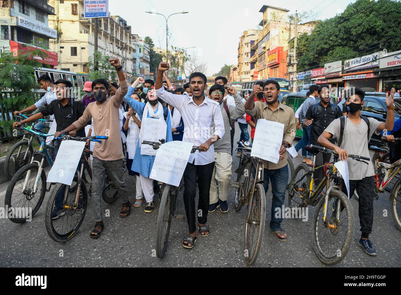 Dhaka, Bangladesh. 08th Dec, 2021. Bangladeshi students with bicycles ...