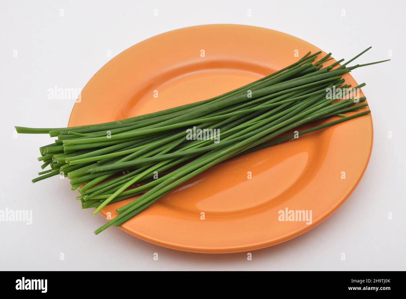 chives, sand leek (Allium schoenoprasum), chives on a plate Stock Photo ...