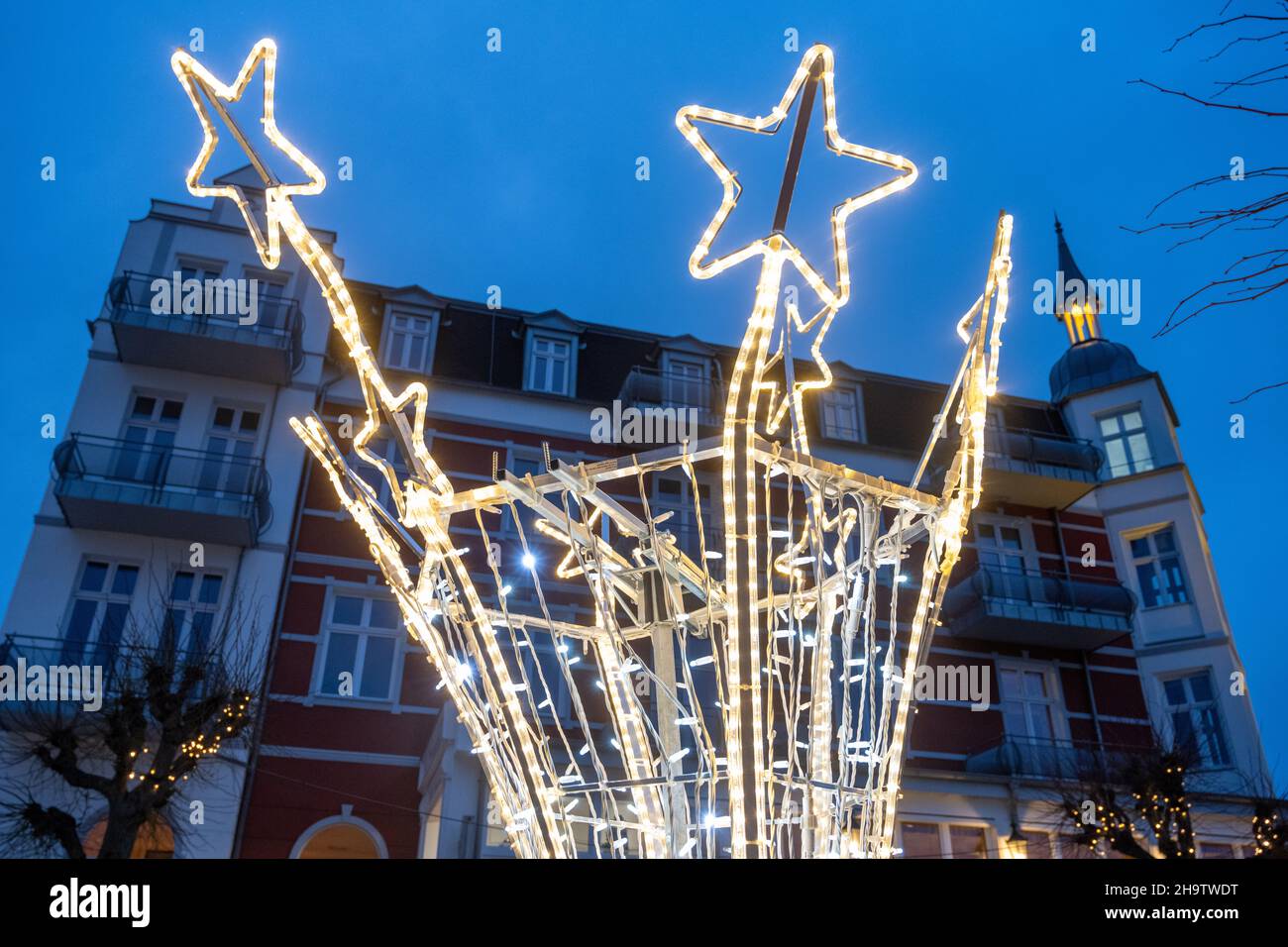 Zinnowitz, Germany. 08th Dec, 2021. The beach promenade is brightly ...