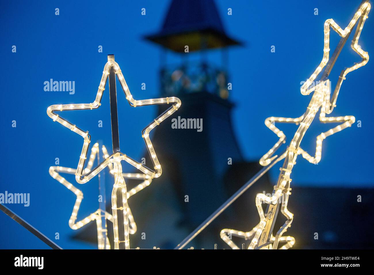 Zinnowitz, Germany. 08th Dec, 2021. The beach promenade is brightly ...