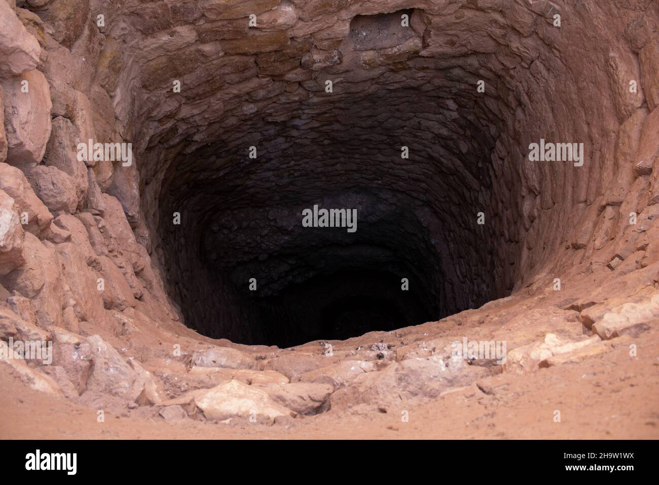 A well in Ushaiqer Heritage Village, Saudi Arabia Stock Photo - Alamy