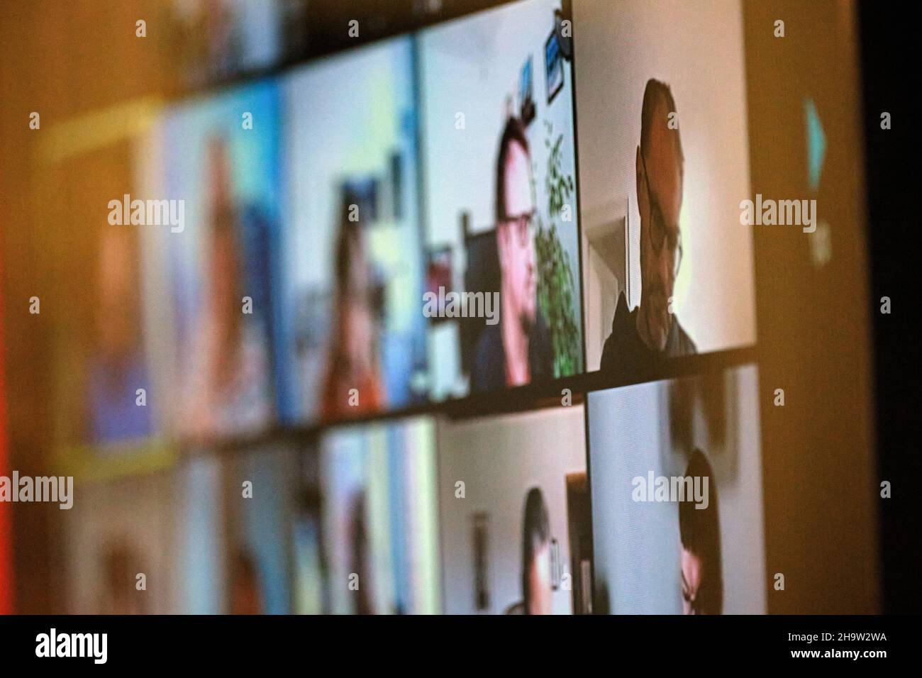 Zoom video conference screen faces hi-res stock photography and images ...