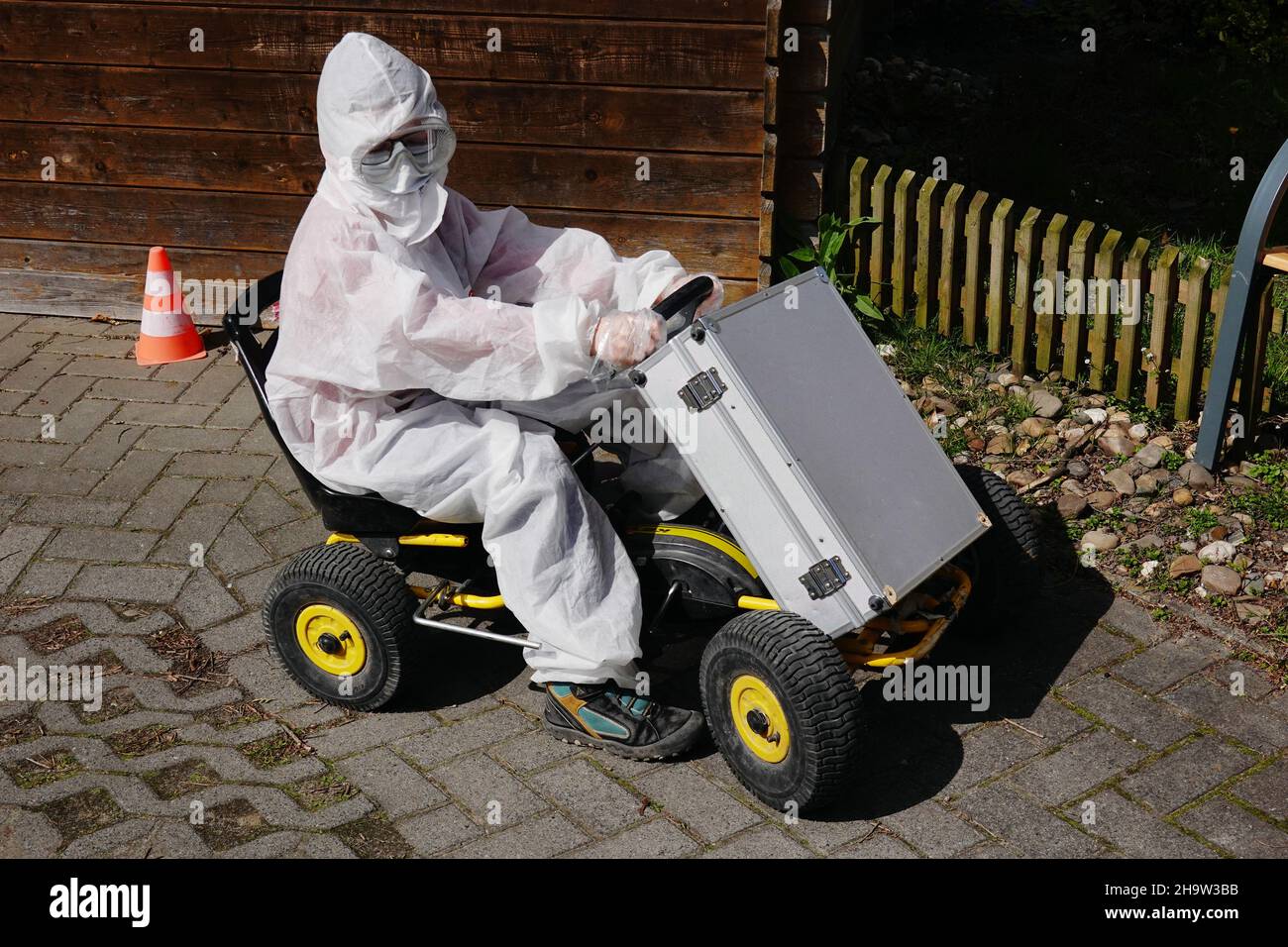 "24.04.2021, Germany, , Berlin - little boy dressed up as a trace ...
