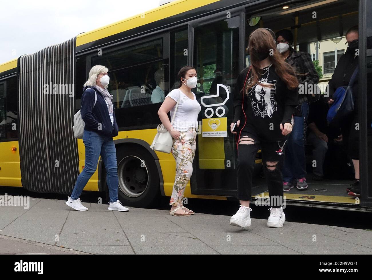 Passengers getting off a bus hi-res stock photography and images - Alamy
