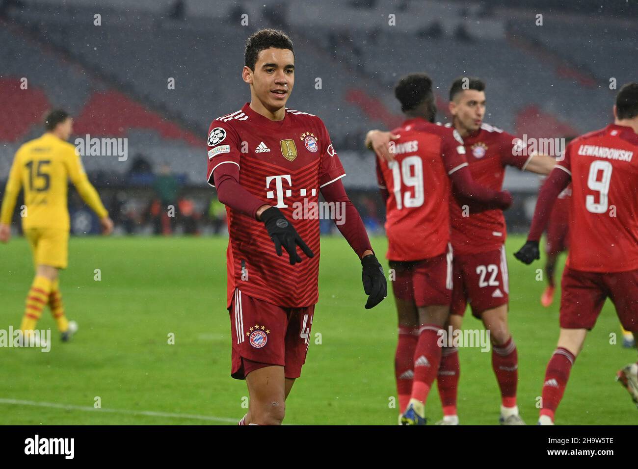 Munich, Deutschland. 08th Dec, 2021. goaljubel Jamal MUSIALA (FC Bayern ...