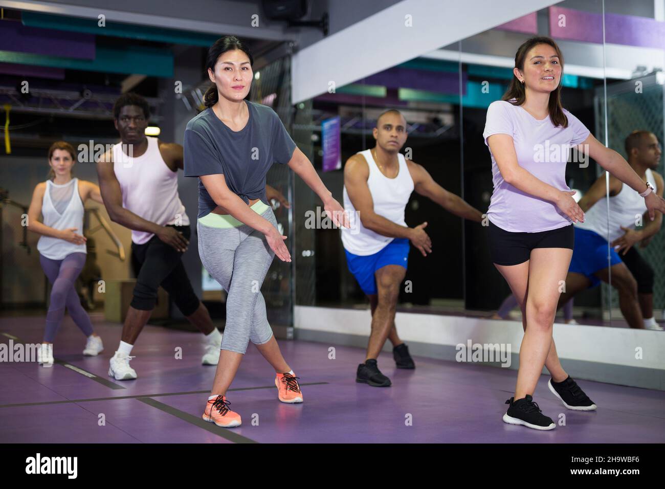 People dancing aerobics lesson hi-res stock photography and images - Alamy