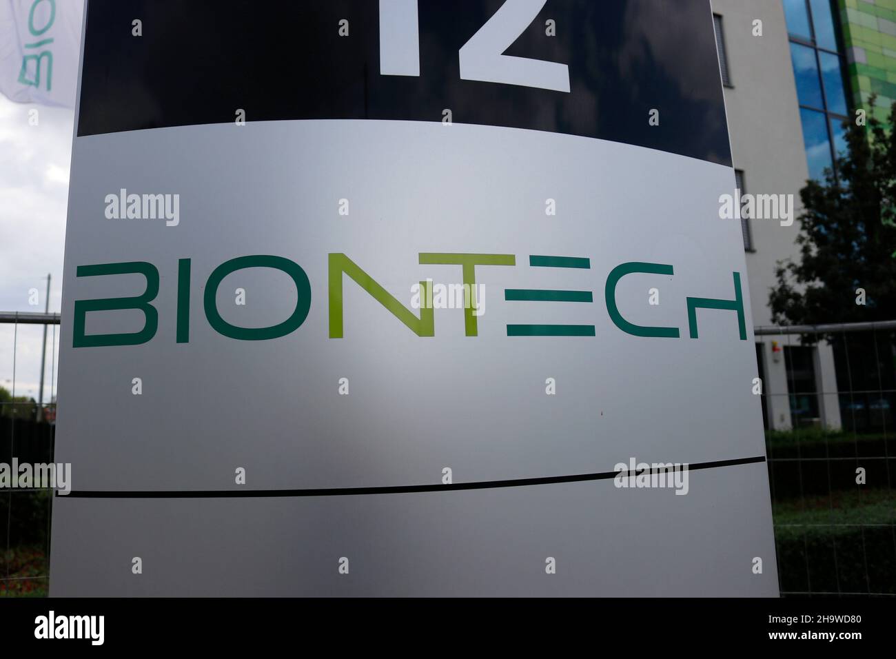 das Logo der Biotech-Firma "Biontech" an deren Stammsitz in Mainz (nur ...