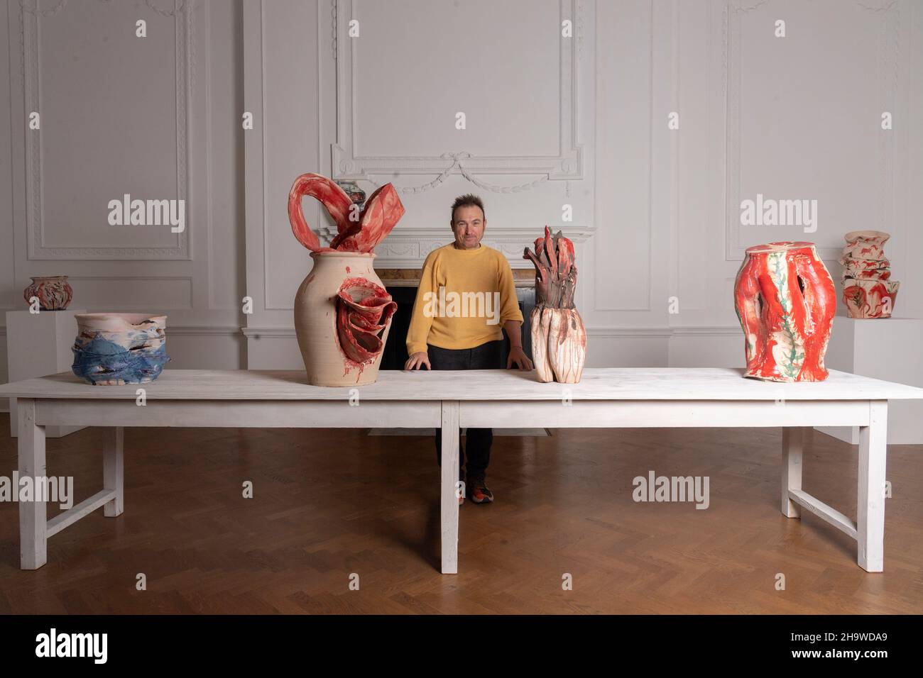 08/12//2021. London, UK. Spanish artist Miquel Barcelo poses with his ...