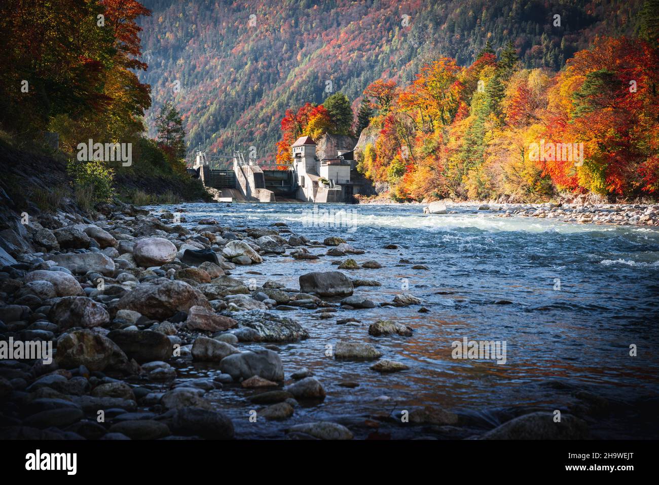 Beautiful autumn view of the Saalach river. Berchtesgadener Land ...