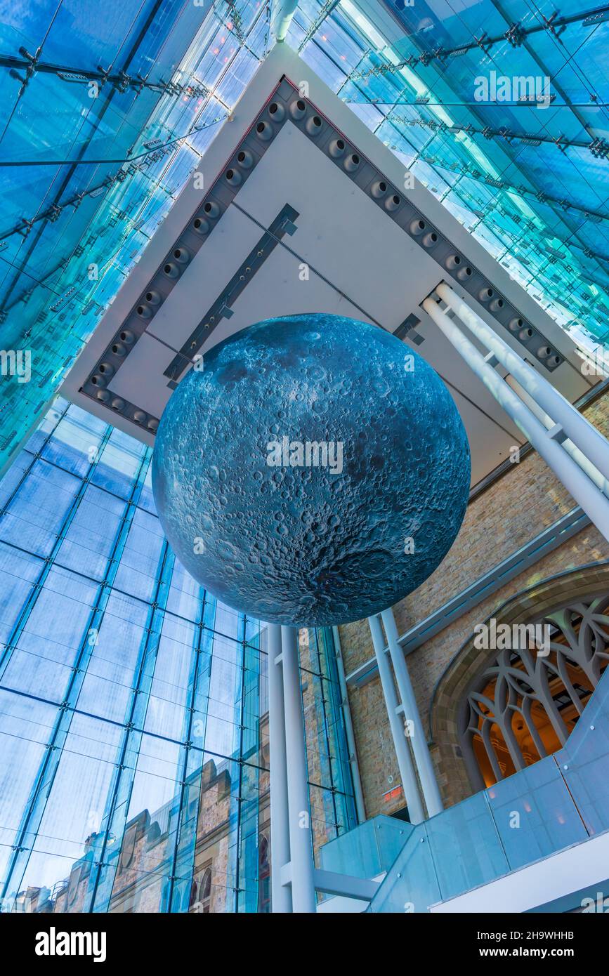 High ceiling hi-res stock photography and images - Alamy