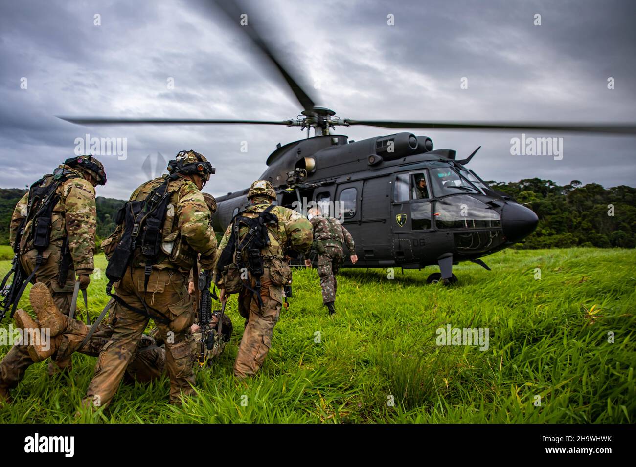 U.S. Army Soldiers assigned to Bravo Company, 1st Battalion, 187th ...